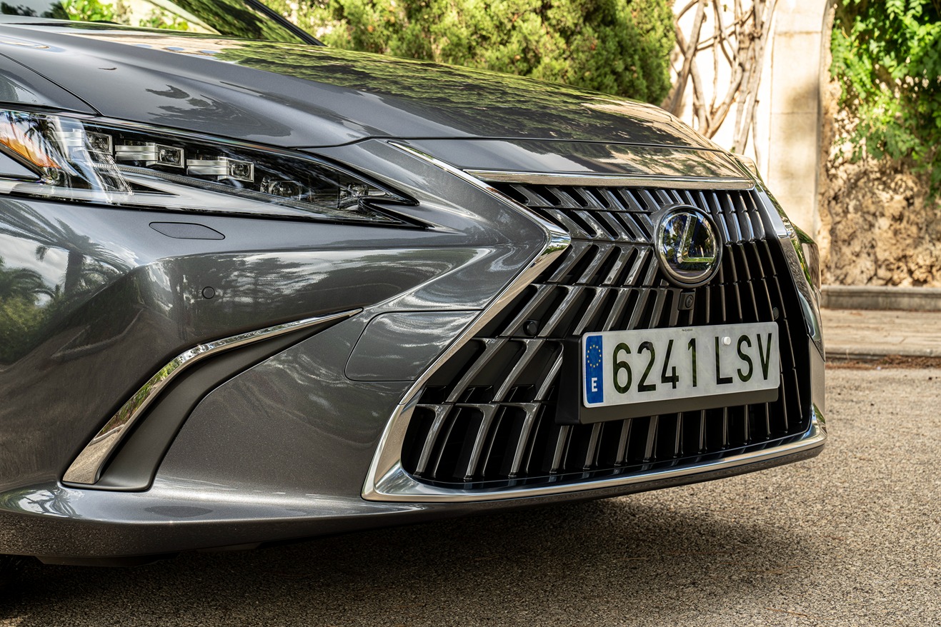A Luxurious Hybrid Saloon Redefining the Segment: Lexus ES 300h driven ...